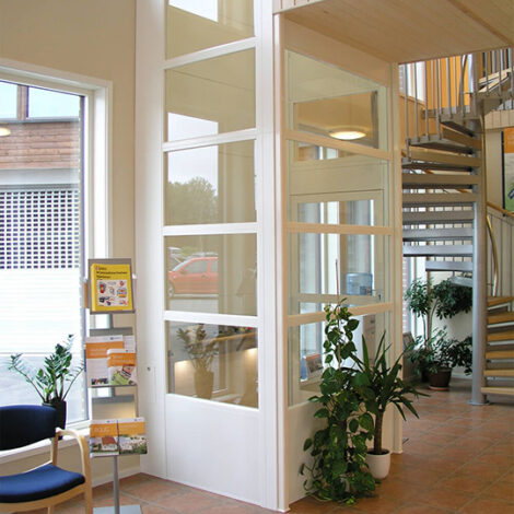 MC2000 Platform Lift – P. R. King & Sons